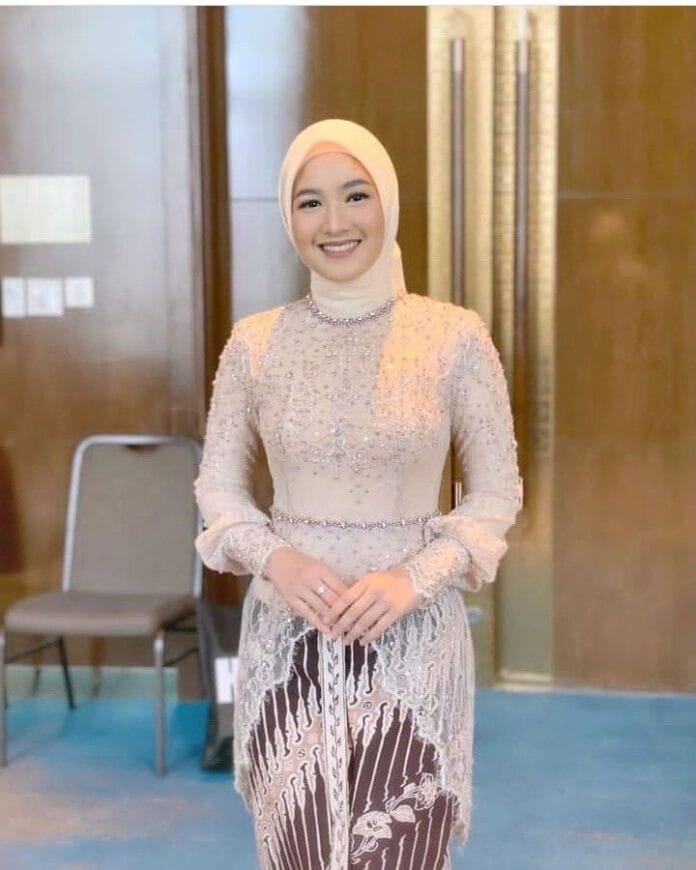 7 Model Kebaya Modern untuk Wanita Karir Terlihat Profesional